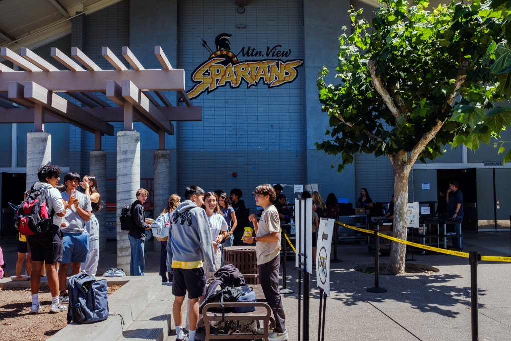 PHOTOS: First day of school - Midpeninsula Post